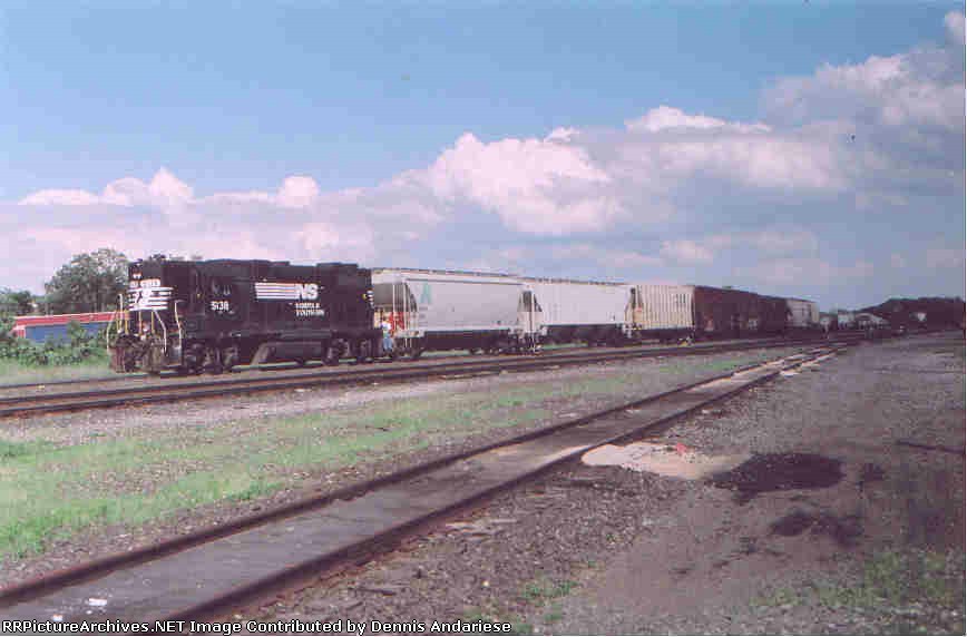 NS 5136 plying the yard